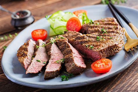 구운 육즙이 많은 스테이크 미디엄 희귀 소고기에 향신료와 신선한 샐러드 0명에 대한 스톡 사진 및 기타 이미지 0명 건강한 생활방식 건강한 식생활 Istock