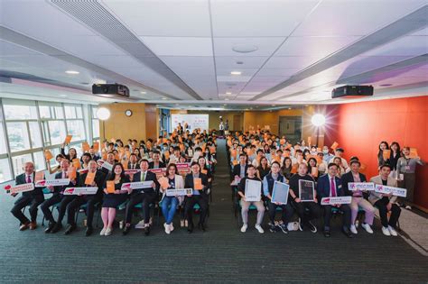 City University Of Hong Kong 城大能源及環境學院吳永豪教授（右）與他的研究團隊成員、現為澳門科技大學澳門材料科學與工程研究院助理教授的吳昊博士（左