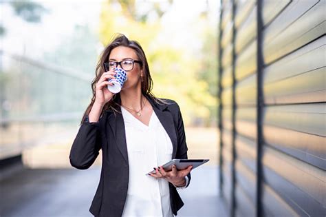 커피를 마시는 비즈니스 우먼 이동 하 고 사무실 외부 일시 정지에 다른 한편으로 태블릿을 개최 사무실에 대한 스톡 사진 및 기타 이미지 Istock