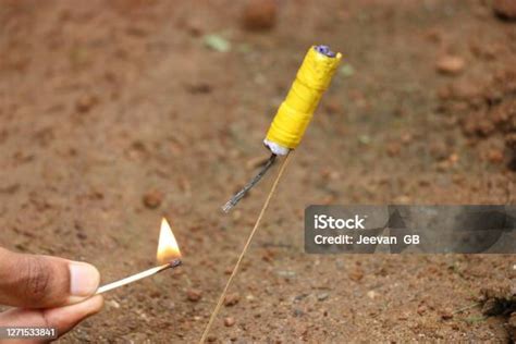 Roket Api Cracker Dengan Api Dari Pertandingan Diadakan Pada Jarak Yang