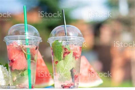 꽃과 플라스틱 컵에 수박 슬라이스와 얼음 칵테일 흰색 배경 리조트 수영장의 가장자리에 럭셔리 휴가의 개념 야외 수영장 배경 가로 물에 대한 스톡 사진 및 기타 이미지