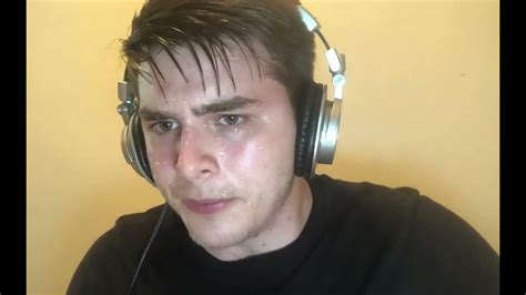 Чувак стучит по клавиатуре мем Youtube