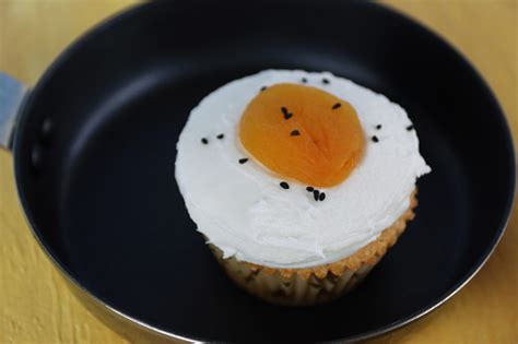 종이 케이크 케이스에 흰색 파이프 착빙 프로스팅과 말린 살구를 얹은 홈메이드 튀긴 달걀 바닐라 컵케이크 의 이미지 모델 논스틱