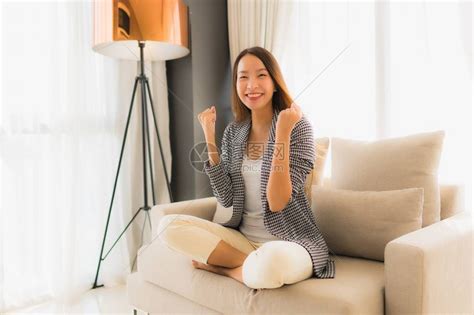 坐在室内客厅的沙发椅上轻松地坐着沙发椅高清图片下载 正版图片504588425 摄图网