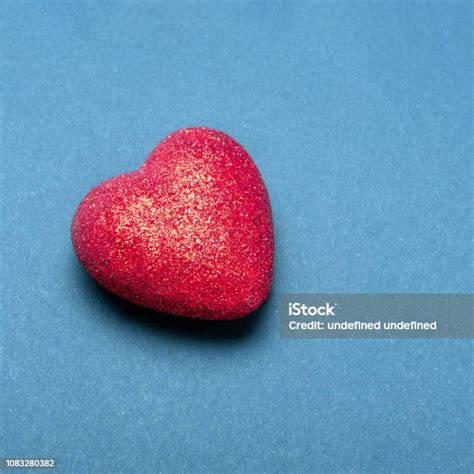 어두운 종이 바탕에 레드 심장입니다 발렌타인 데이 사랑 날의 개념 어머니의 날 공간 배경 텍스처 복사 2월에 대한 스톡 사진 및 기타 이미지 Istock