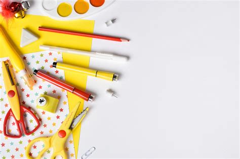 다양한 빨간색과 노란색 문구류가 흰색 배경에 놓여 있습니다 학교로 돌아가기 펜에 대한 스톡 사진 및 기타 이미지 펜 0명 개념 Istock