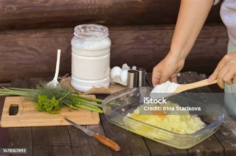 호박 팬케이크 반죽 그릇 밀가루 계란 소금 근처 반죽이 준비되었습니다 호박 튀김을위한 반죽을 만들기위한 단계별 사진 레시피 Veganuary에 대한 스톡 사진 및 기타