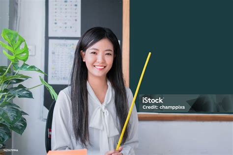 온라인 교실에서 학생을 가르치는 웃는 아시아 교사 여성의 초상화 여성 교사는 칠판 고등학교 및 학교 개념으로 비어있는 선물 Live Event에 대한 스톡 사진 및 기타