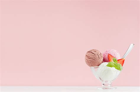아이스크림 세트 딸기 초콜릿 실버 숟가락 베리 흰색 나무 테이블에 녹색 민트 부드러운 밝은 분홍색 배경 유리 그릇에 크림 3가지 개체에 대한 스톡 사진 및 기타 이미지