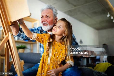 선배 할아버지와 그의 손자 그림 함께 그림 행복한 가족 시간 조부모에 대한 스톡 사진 및 기타 이미지 조부모 2명 가정 생활 Istock