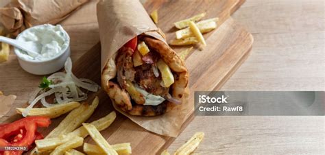 자이로 피타 샤와르마가 나무 테이블에 싸서 있습니다 슬라이스 컷 고기 오버 헤드와 그리스 음식 0명에 대한 스톡 사진 및 기타 이미지 Istock