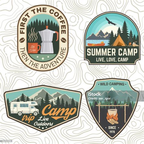 캠핑 및 캐러밴 클럽 배지 세트 셔츠 또는 로고 프린트 스탬프 패치 또는 티에 대한 개념 캠프 트레일러 커피 메이커 숲과 산 실루엣 빈티지 타이포그래피 디자인 스티커에 대한
