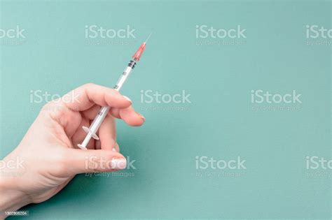 녹색 배경에 여성의 손에 주사기 코로나바이러스 백신 및 주사 개념 독감 예방 접종 당뇨병 환자를위한 주사기 날씬한에 대한 스톡 사진 및 기타 이미지 Istock