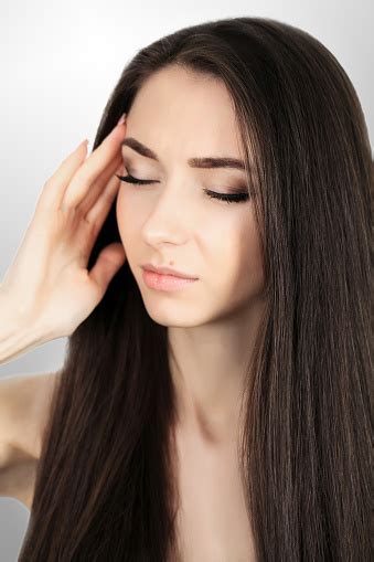 건강 그리고 고통입니다 지친된 젊은 여자를 데 강한 긴장 두통을 강조 했다 근접 촬영 머리 편두통 느낌 압력 및 긴장에서 고통을 아름 다운 아픈 여자의 초상화 고해상도