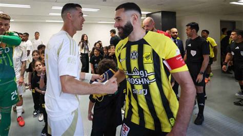 تحية باردة بين رونالدو وبنزيما فيديو إرم نيوز