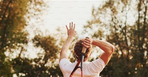 스포티한 옷을 입은 젊은 테니스 선수가 야외에서 코트에 있습니다 사진 Unsplash의 가을 이미지