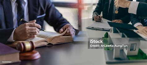 공정한 저울로 테이블에 앉아있는 변호사 또는 사업가 망치와 작은 나무 장난감 집 문서 작업 계약 계약서 서명 부동산법 경매장 개념 권위에 대한 스톡 사진 및 기타 이미지