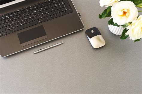 플랫 레이 탑 뷰 여성의 사무실 책상 노트북 장미 꽃 다발 회색 배경에 액세서리와 여성 작업 공간 Minimalism 공간을 복사합니다 0명에 대한 스톡 사진 및 기타