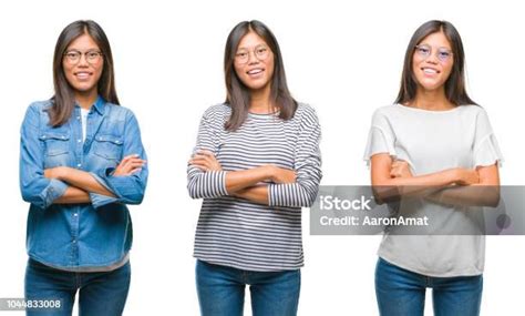 흰색 위에 아시아 젊은 여자 서 안경 착용의 콜라주 고립 배경 무기는 카메라 보고 넘어와 함께 웃 고 행복 한 얼굴 긍정적인 사람입니다 구도에 대한 스톡 사진 및 기타