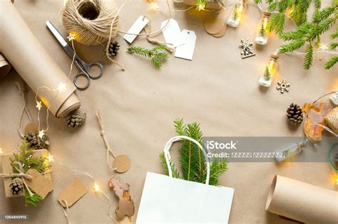 크래프트 페이퍼 라이브 전나무 가지 콘 꼬기 크리스마스와 환경 친화적 인 재료의 새해 선물 패키지 모의 천연 장식 손으로 만든 Diy태그 공간을 복사합니다 평평하게 배경