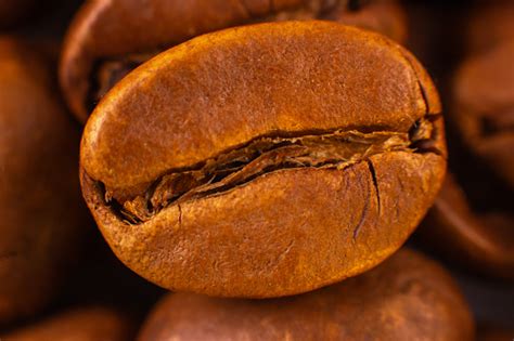 매크로에 초점을 맞춘 볶은 커피 원두 유사한 원두로 둘러싸인 금이 간 외부 및 내부 층을 표시합니다 커피 관련 콘텐츠에 이상적입니다 0명에 대한 스톡 사진 및 기타 이미지