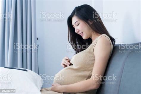 그녀의 침실에서 아름 다운 젊은 임신 여자의 초상화 임신 건강 케어 아기 개념에 대 한 준비입니다 십 대 어머니 들 어머니입니다 개념에 대한 스톡 사진 및 기타 이미지