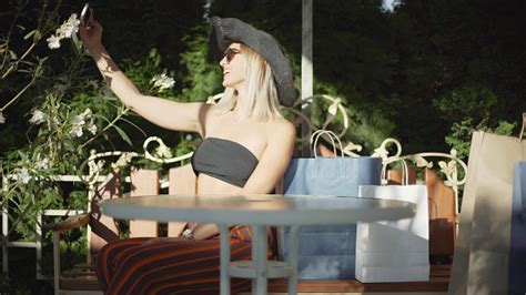 모자에 젊은 세련 된 아름 다운 여자는 Selfie 스마트 휴대 전화를 사용 하 여 여성 가방에 대한 스톡 사진 및 기타 이미지 가방 감정 거리 Istock