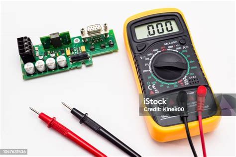 빨간색과 검은색 프로브 전기 멀티 미터 인쇄 회로 보드와 함께 나타내는 0을 표시 합니다 클리핑 경로와 흰색 배경에 고립 공학에 대한 스톡 사진 및 기타 이미지 Istock