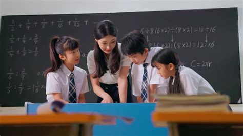 讲台上年轻老师和小学生讨论问题视频特效素材 千库网