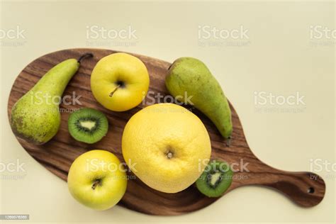 복사 공간이있는 나무 보드에 노란색과 녹색 신선한 과일의 다양한 건강한 식생활에 대한 스톡 사진 및 기타 이미지 건강한 식생활 골든딜리셔스 과일 Istock
