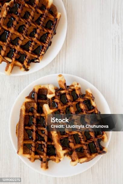 화이트 나무 테이블에 흰색 접시에 맛있는 수제 벨기에 설탕 와플 상단 보기 위에서 플랫 평지 오버헤드 공간을 복사합니다 0명에 대한 스톡 사진 및 기타 이미지 Istock