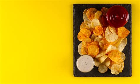 검은 슬레이트 서빙 보드에 흰색과 빨간색 딥 소스를 곁들인 감자 칩 0명에 대한 스톡 사진 및 기타 이미지 0명 감자 요리 감자 칩 Istock