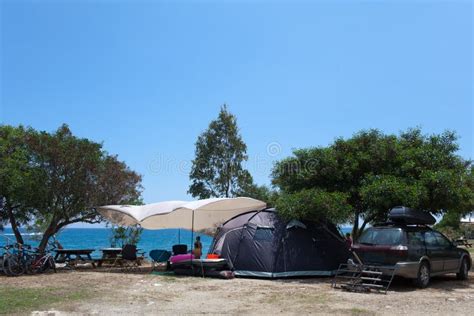 пристаньте детенышей к берегу тропической каникулы песка семьи 4 белых Стоковое Изображение