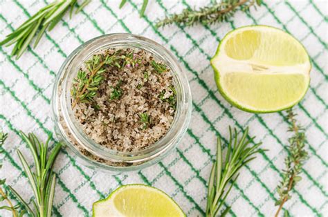 작은 유리 병에 라임 주스 올리브 오일 로즈마리 및 백리향 으로 수제 바다 소금 스크럽 자연 미용 치료 헤어 케어 및 스파