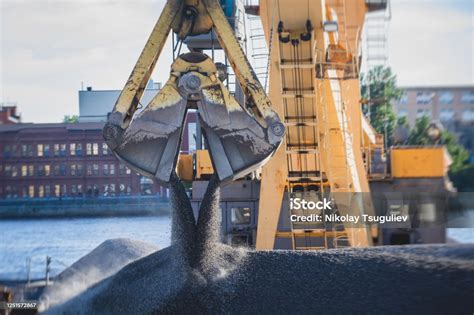 도크 터미널에서 벌크 자재로 작업화물 선박 무거운 차량 및 포털 크레인 로더에서 대량 처리 크레인 하역 모래 도로 금속 및 자갈 건설 현장에 대한 스톡 사진 및 기타 이미지