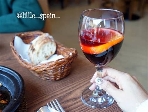 작은스페인 상그리아 Sangria 상그리아는 와인에 과일 과즙 소다수를 섞어 만든 스페인의