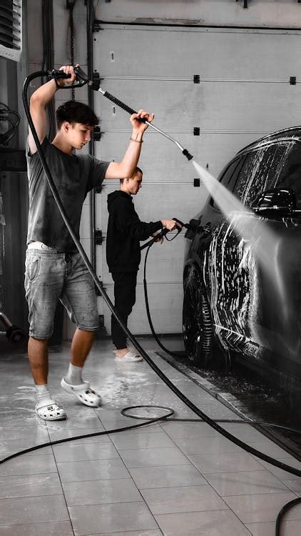 차고에서 고압 호스를 이용한 자동차 세척 · 무료 스톡 사진