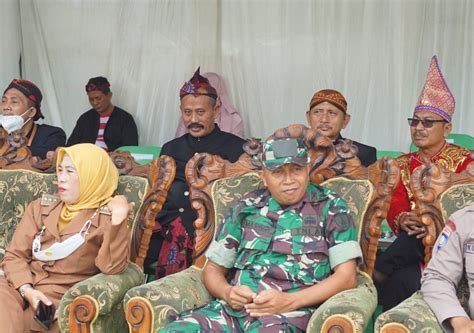 Guru Dan Pegawai Man 1 Gresik Kenakan Pakaian Adat Nusantara Dalam Mengiktui Hab Kemenag Ke 77