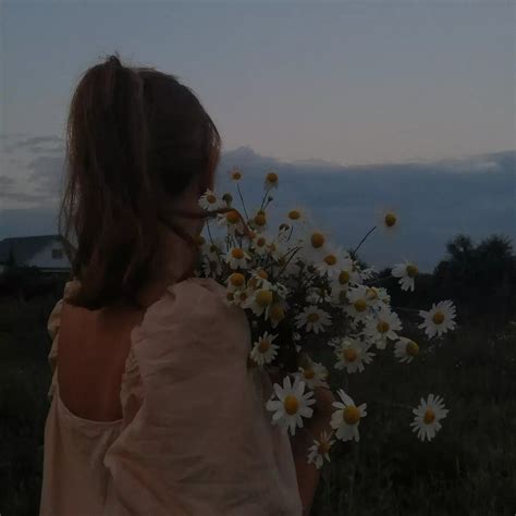 Девушка с букетом ромашек со спины Плакат Полевые цветы Букет