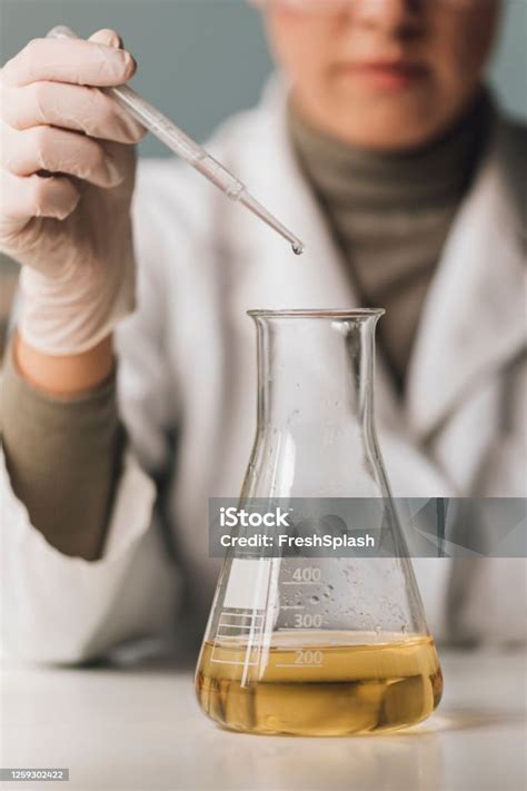 실험실에서 에렌마이어 플라스크에서 노란 액체를 검사하는 여성 연구원 손에 대한 스톡 사진 및 기타 이미지 손 연구 Stem 주제 Istock