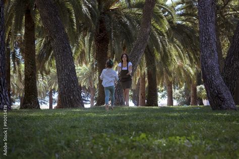 Una Ni A Y Su Mama Corriendo Por El Parque Madre E Hija Jugando En El Parque Una Ni A Y Su