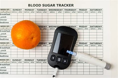 펜으로 채혈 장치로 혈당 수준을 측정하는 의료 장비 당뇨병 환자의 혈당 수치 테스트 오렌지 고혈당 수치를 낮추는 음식 0명에 대한 스톡 사진 및 기타 이미지 Istock