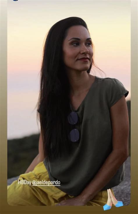 Jael De Pardo Cleavage