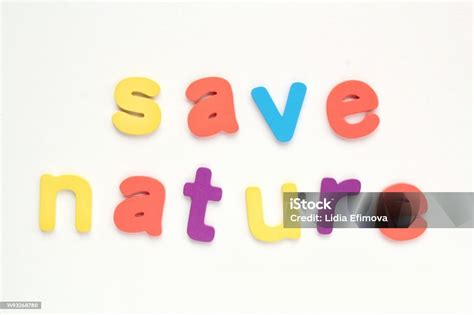 색깔 있는 편지는 하얀 배경에 자연을 구한다 세계 지구의 날 개념입니다 생태 녹색 행성 카드 환경 대화 및 보호 소셜 배너 포스터 4월에 대한 스톡 사진 및 기타 이미지