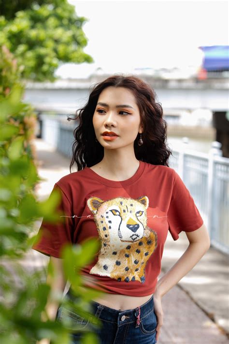 Áo Thun Cam Gạch Thêu Tay Cheetah Vàng Natusen