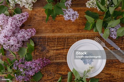 접시와 빈티지 나무 널빤지의 배경에 꽃 장식입니다 라일락 꽃과 텍스트 아래에 장소 빈티지 배경입니다 위에서 보기 평평한 누워 칼 0명에 대한 스톡 사진 및 기타 이미지