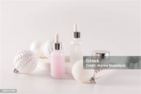 스포이드가 있는 여러 병 새해 공이 담긴 구호 흰색 트레이에 담긴 자기 관리 크림 한 병 앞 모습 화장품 뷰티 컨셉 강단에 대한 스톡 사진 및 기타 이미지 Istock