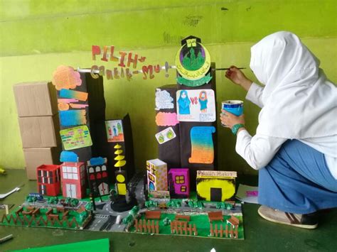 Lewat Mading Santri Ini Ajak Muslimah Berjilbab Syari