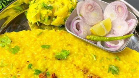 Dal Khichdri Recipe । 😍dinner में बना स्वादिष्ट खिचड़ी और आलू का चोखा Pressure Cooker में।🥰