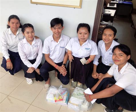 គាំទ្រអំពើល្អក្នុងសង្គម សិស្សវិទ្យាល័យ ១០ មករា ១៩៧៩ បាននាំគ្នាទិញសម្ភារៈសិក្សា